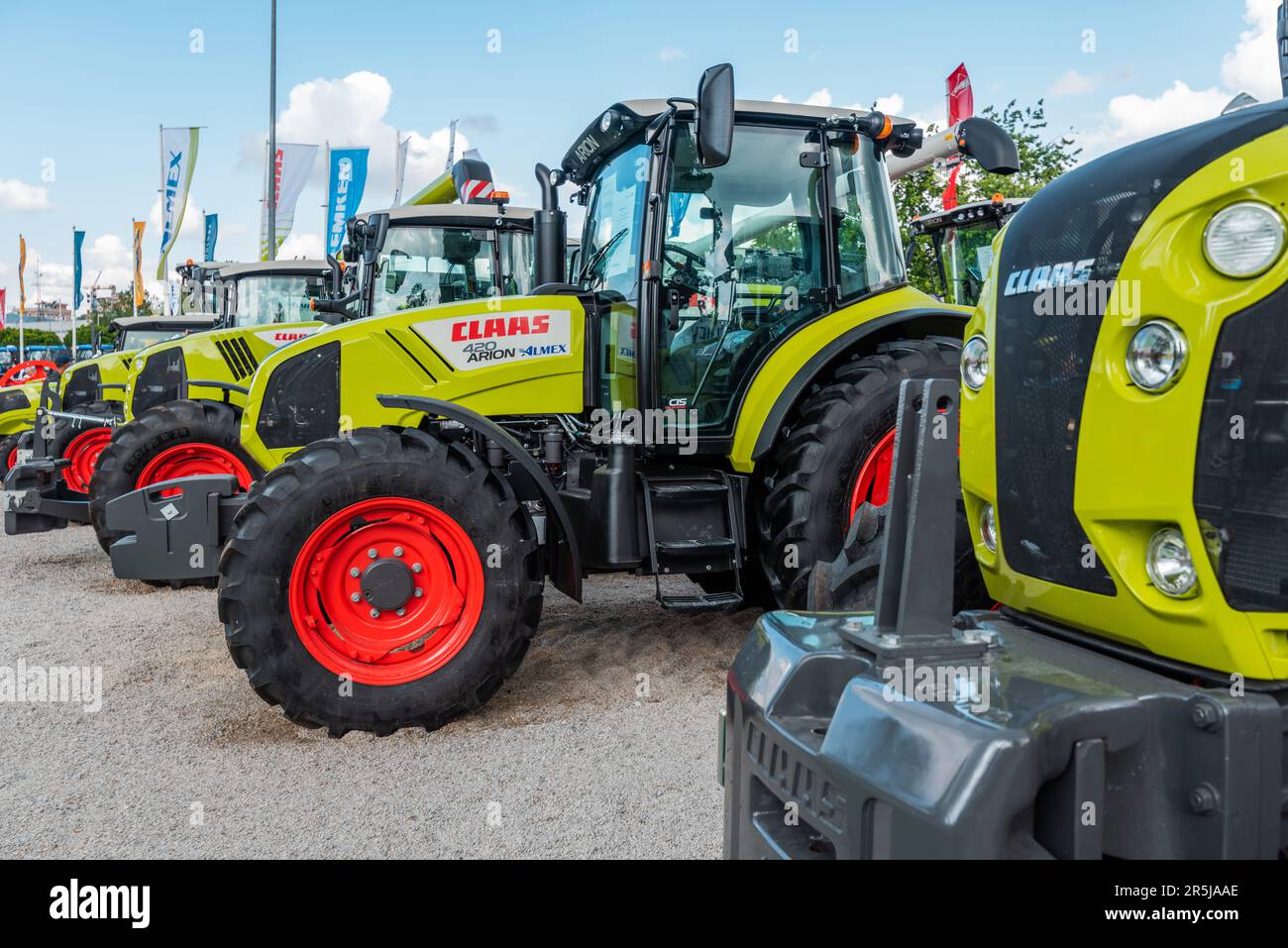 Novi Sad, Serbien - 25. Mai 2023: Moderner neuer Claas-Traktor auf der ...