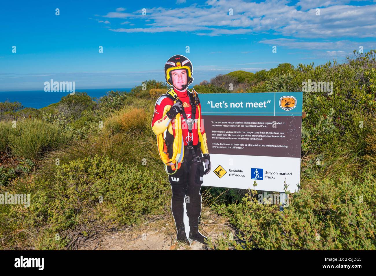 Ein Schild mit einem lebensgroßen Helikopter-Rettungspiloten, der vor ...
