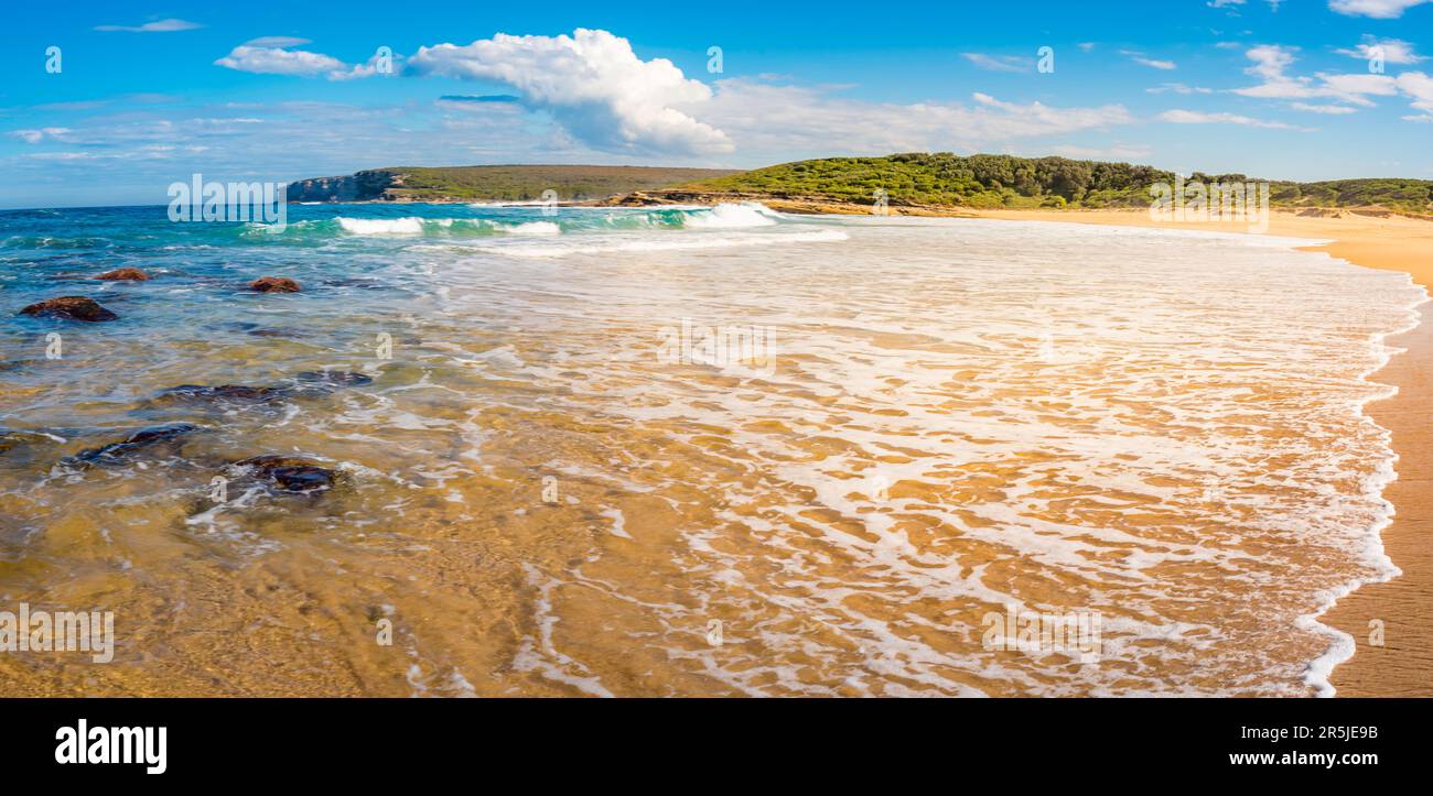 Abgelegener surfstrand in sydney -Fotos und -Bildmaterial in hoher Auflösung – Alamy