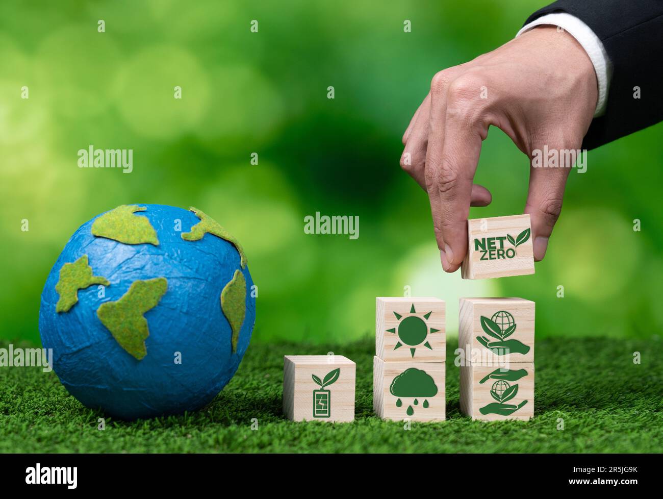 Geschäftsmann mit Papierkugel und Netto-Null-Symbol-Würfel für ...