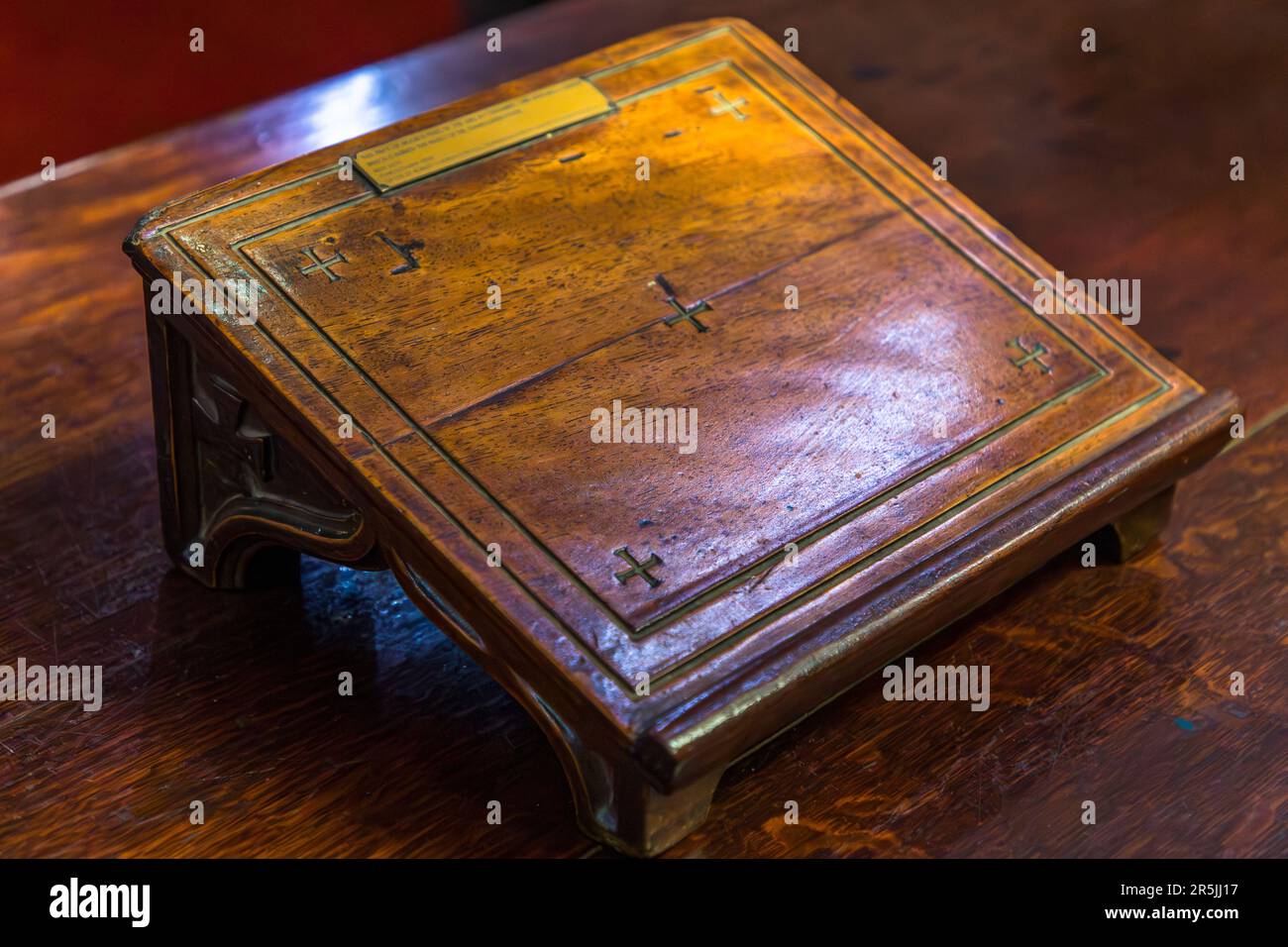 Kofferraum sperrholz aus holz -Fotos und -Bildmaterial in hoher Auflösung – Alamy