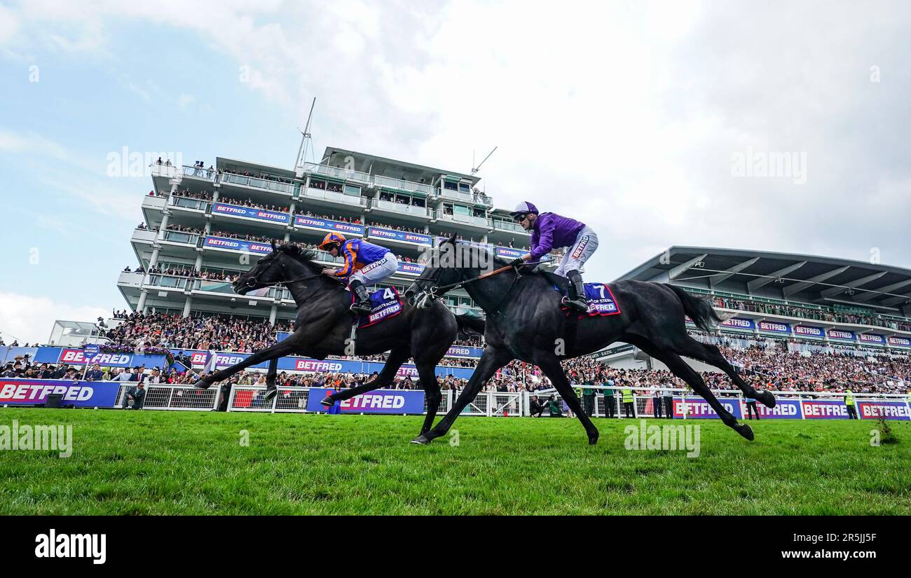 Auguste Rodin Ridted by Ryan Moore (links) gewinnt das Betfred Derby ...