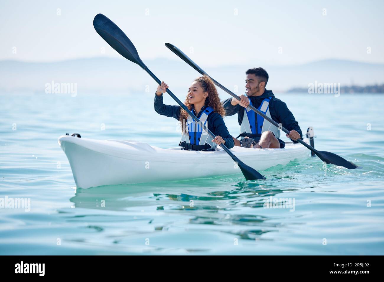 Kajak, Paar und Ruderboot auf See, Meer oder Fluss für Wassersport und ...
