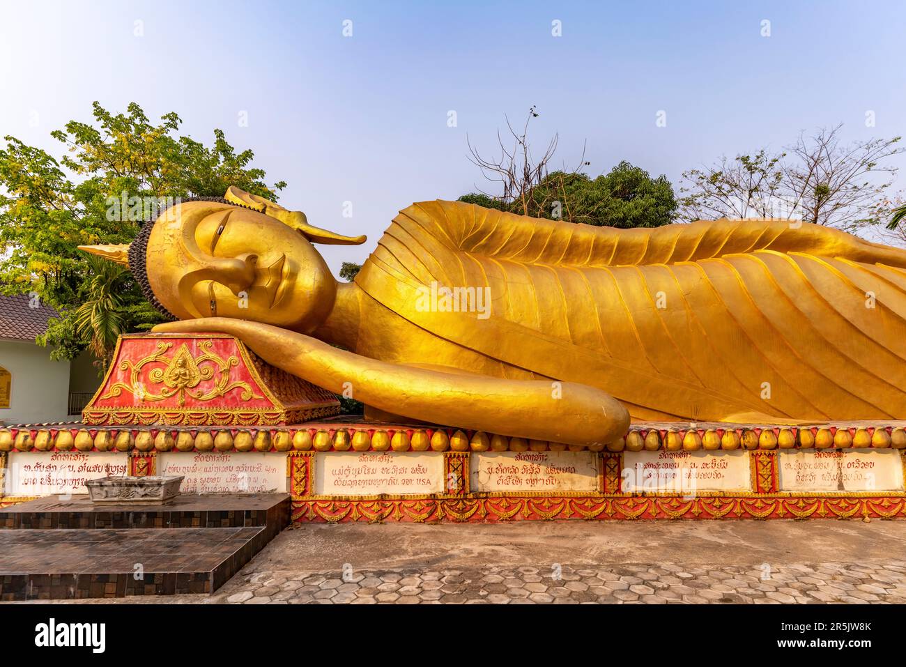 Riesiger Liegender Buddha am Tempel Wat That Khao in der Haupstadt ...