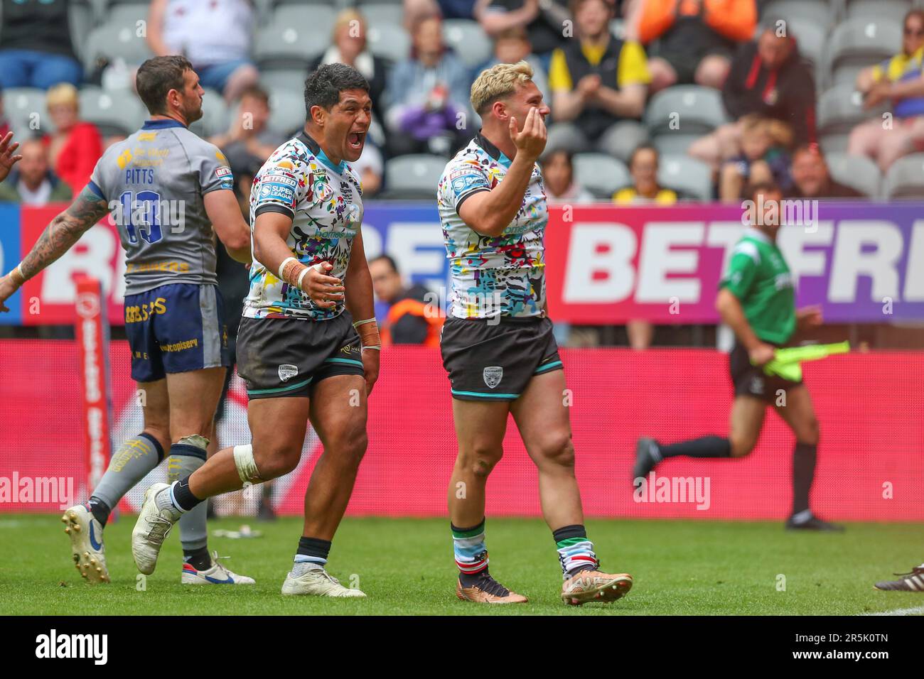 Lachlan Lam #7 von Leigh Leopards feiert seinen Versuch, es beim Magic ...