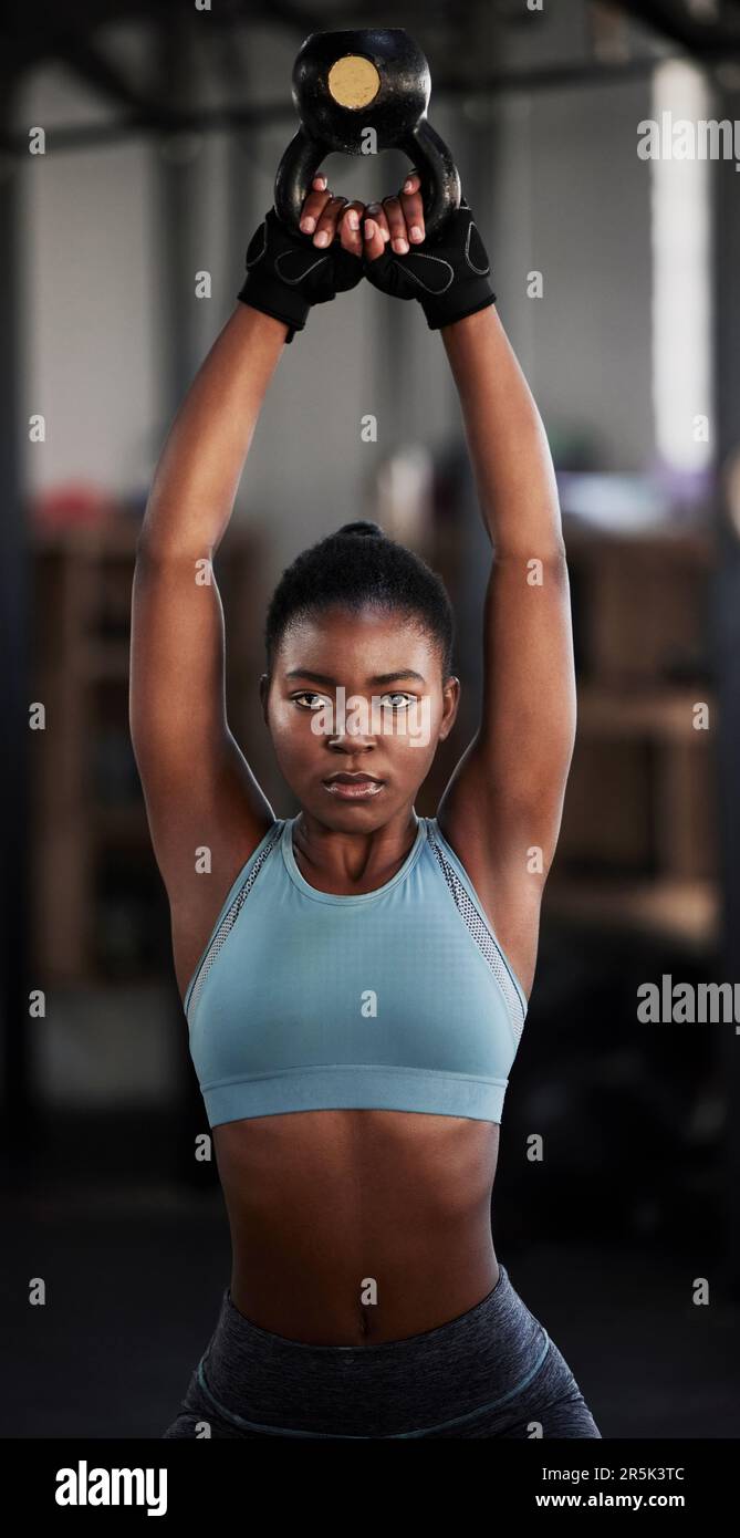 Fitness, Kugelhantel oder Porträt einer schwarzen Frau beim Training ...