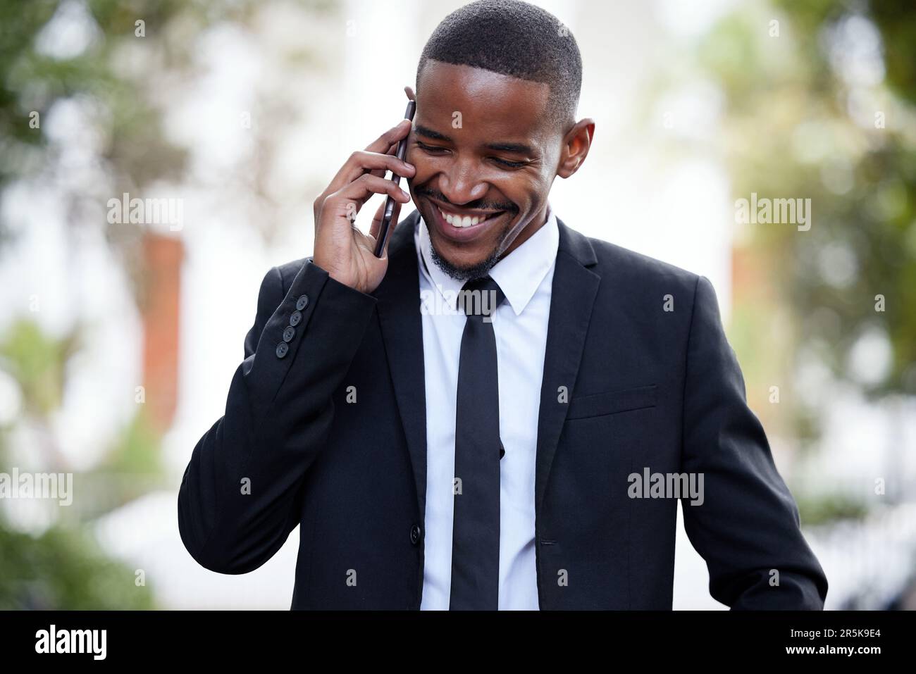 Schwarzer Mann, Geschäftsmann und Lächeln auf der Straße, Telefonanruf ...