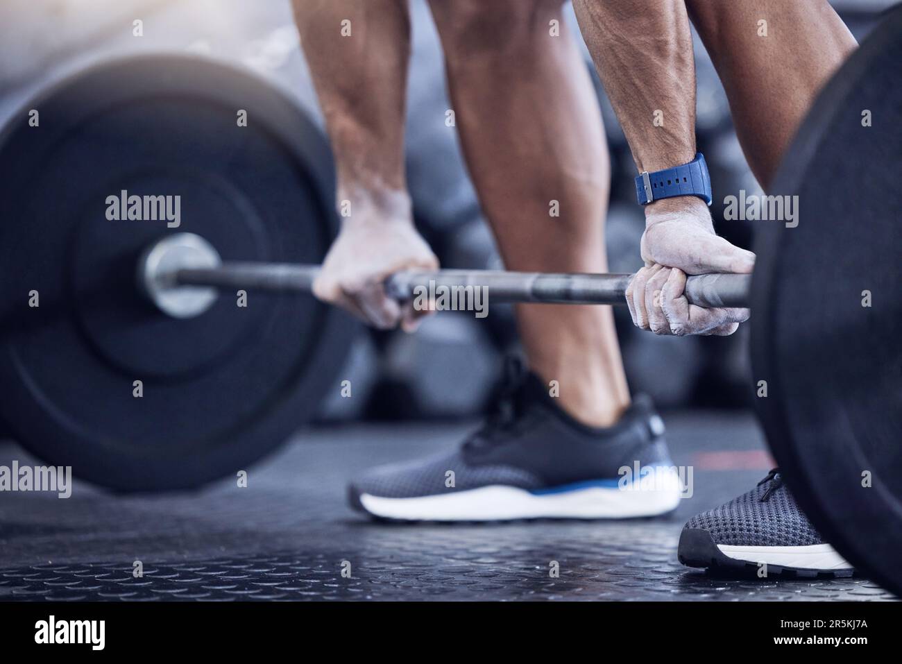 Mann, Training und Hände mit Gewicht in einer Nahaufnahme im Club für ...