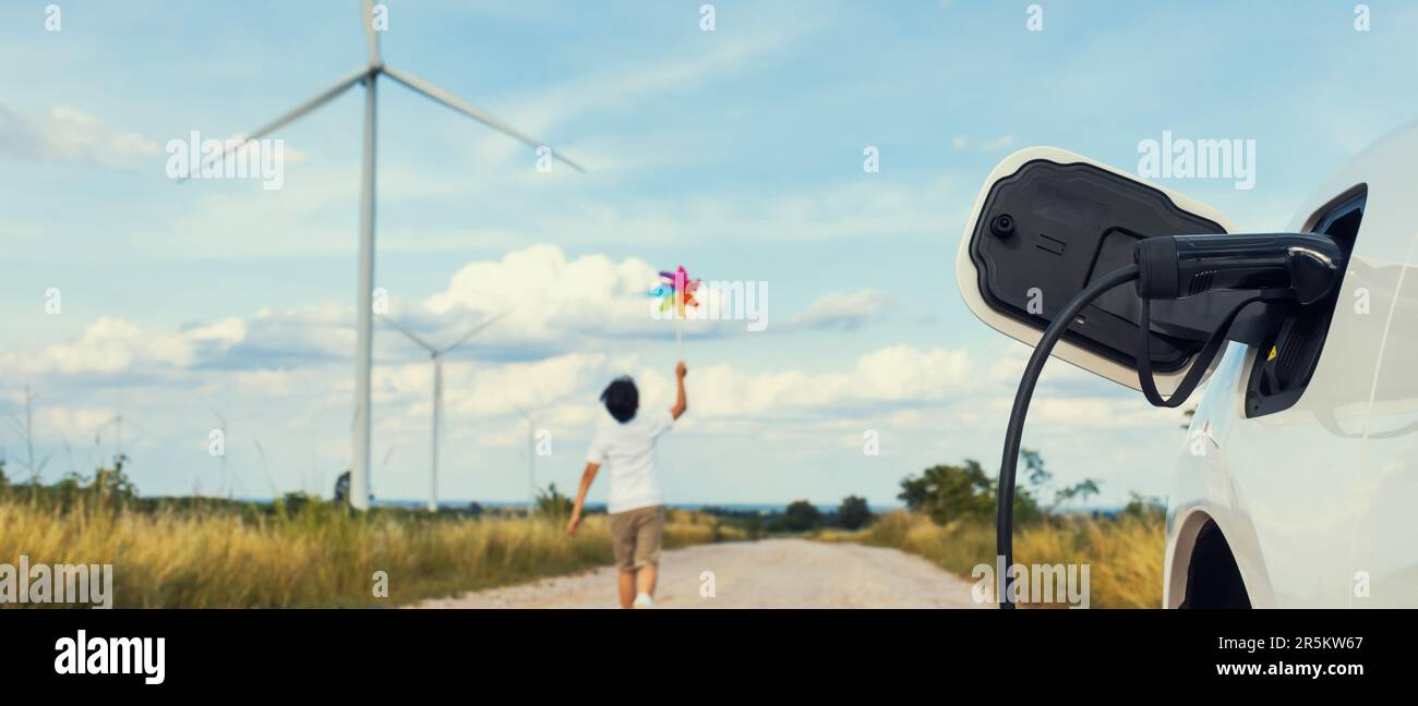 Progressiver junger asiatischer Junge, der mit dem Windrad spielt, auf ...