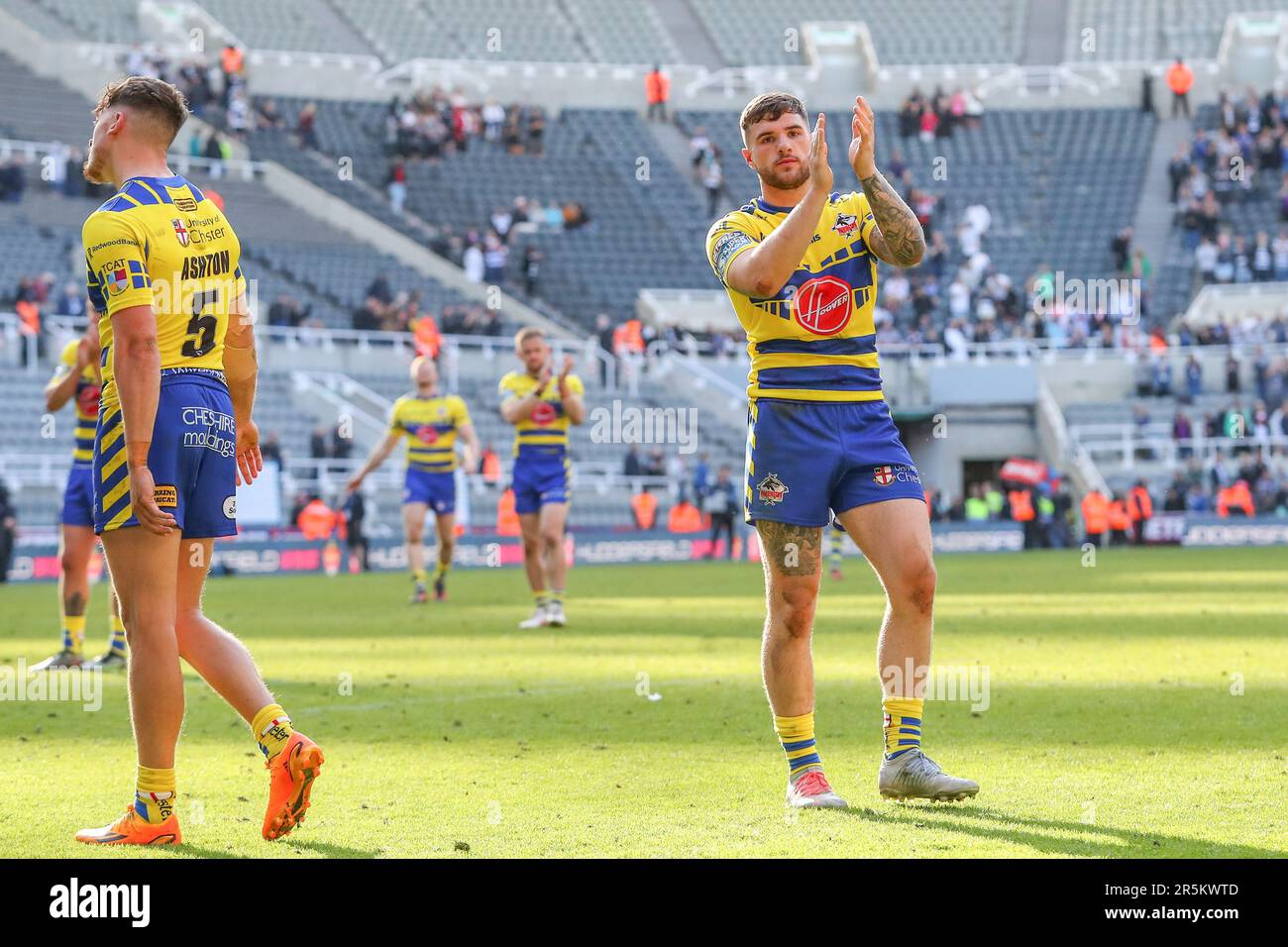 Connor Wrench #20 von Warrington Wolves applaudiert den Reisenden Fans ...