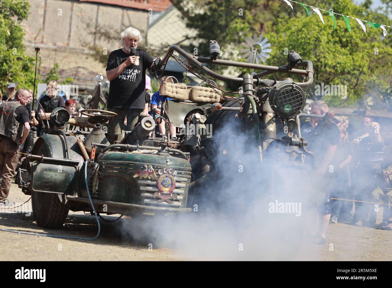 04. Juni 2023, Sachsen-Anhalt, Halberstadt: Wilfried Niebel präsentiert ...