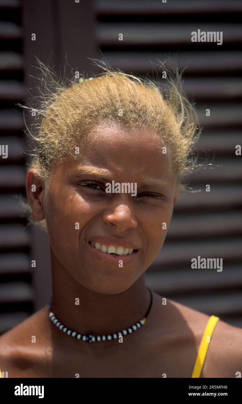 Eine Frau mit natürlichen blonden Haaren in der Stadt Espargos auf der ...