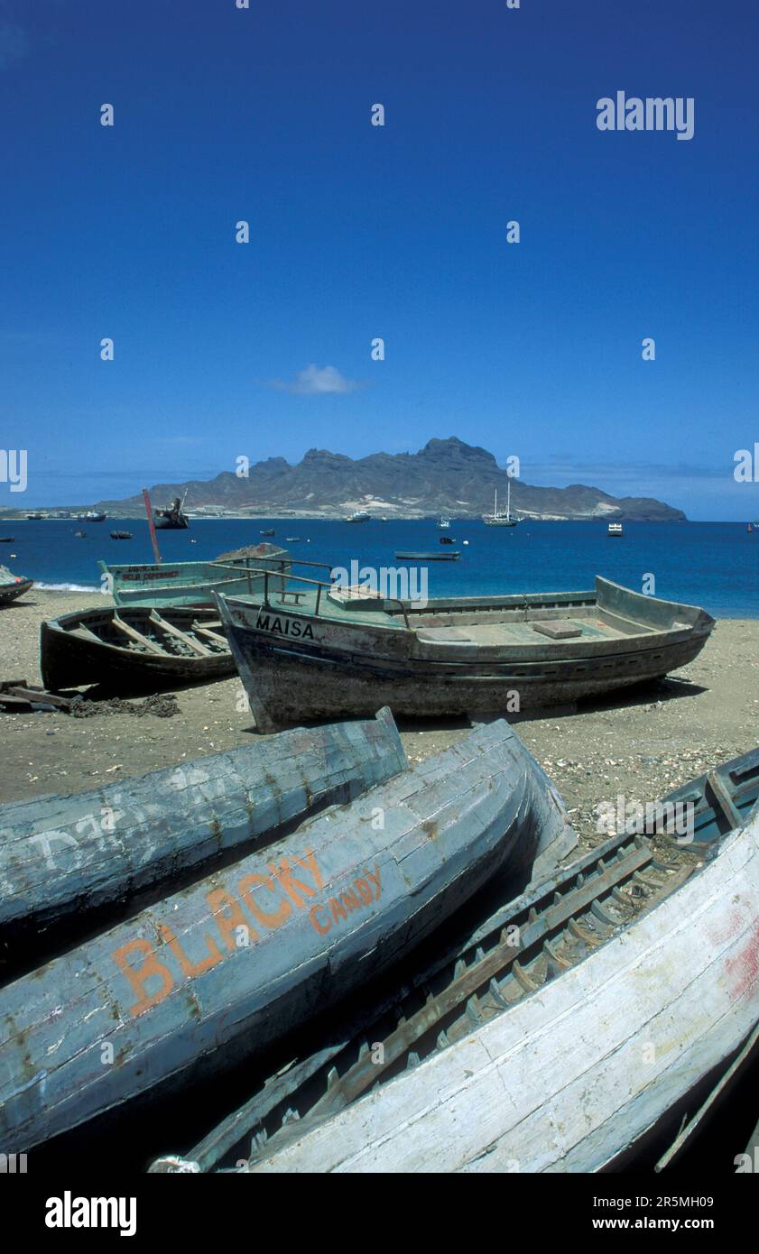Boot an der Bucht und am Strand der Stadt Tarrafal auf der Insel ...