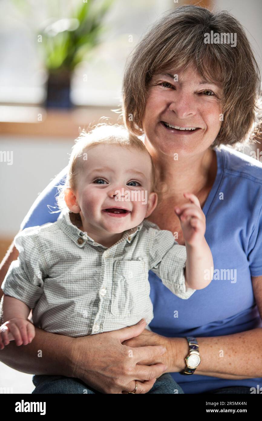 Oma kinder -Fotos und -Bildmaterial in hoher Auflösung – Alamy