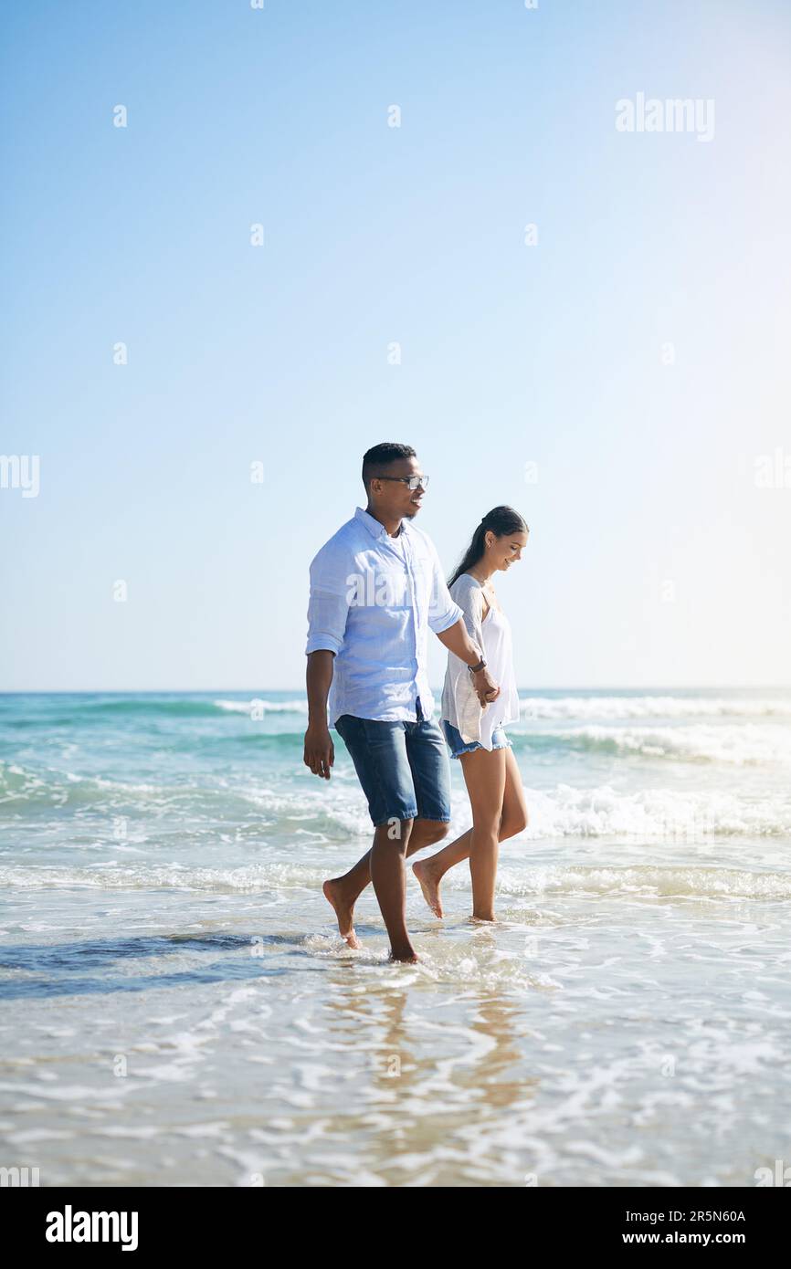 Sonnige Tage bringen so viel Ruhe und Freude. Ein junges Paar, das am ...