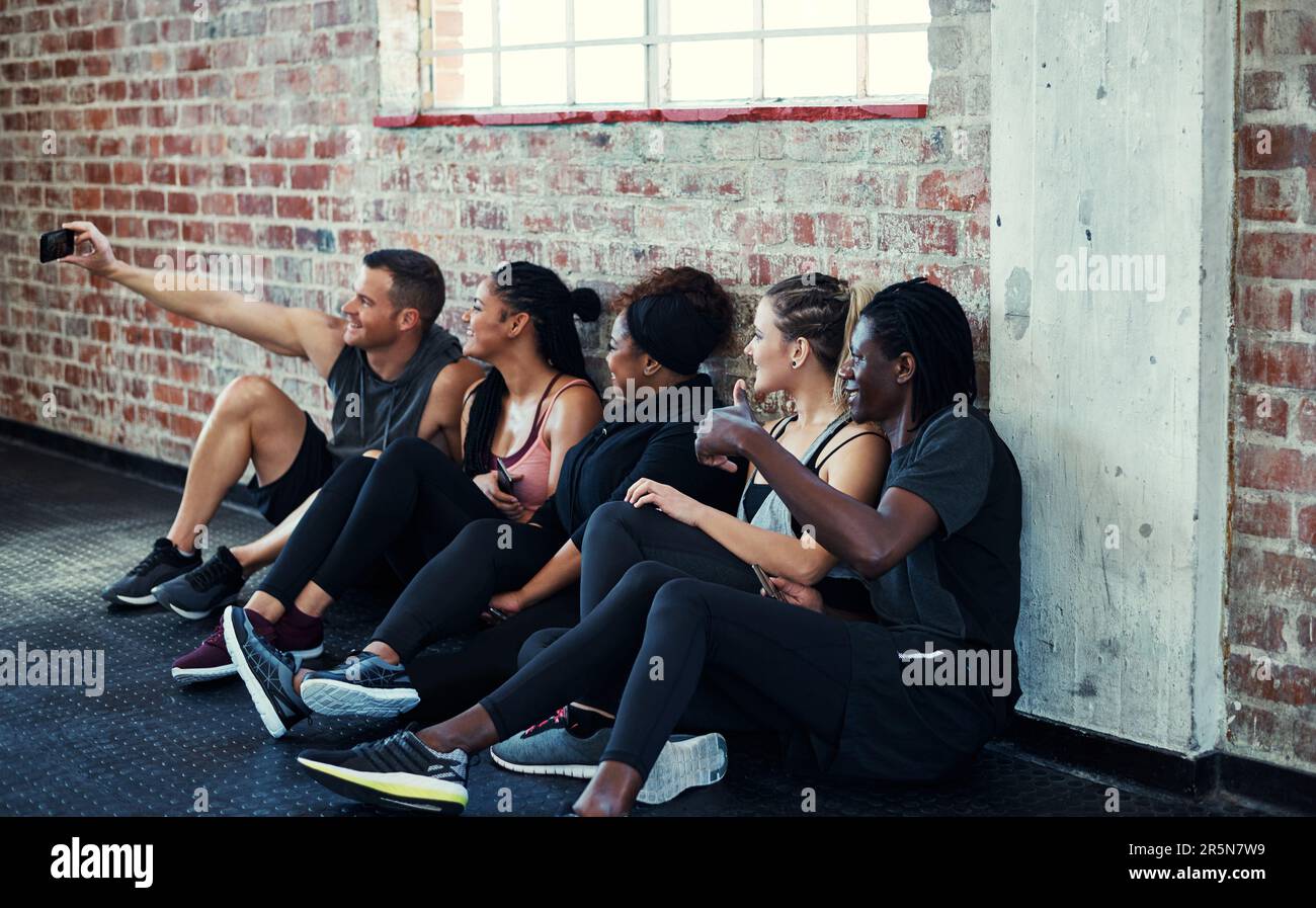 Alle kommen für ein Foto rein. Eine fröhliche Gruppe von Leuten, die ...