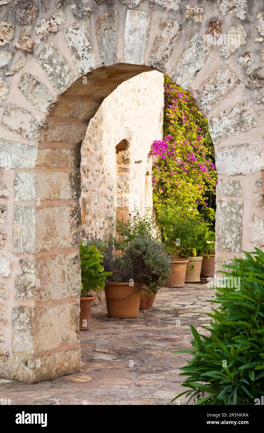 Dekorativer torbogen -Fotos und -Bildmaterial in hoher Auflösung – Alamy