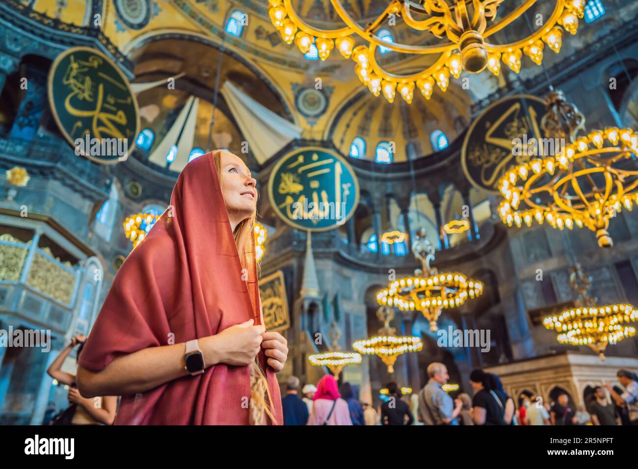 INSCHRIFT - bezeichnet die Namen von Allah, dem Propheten Muhammad, sowie die ersten 4 ...