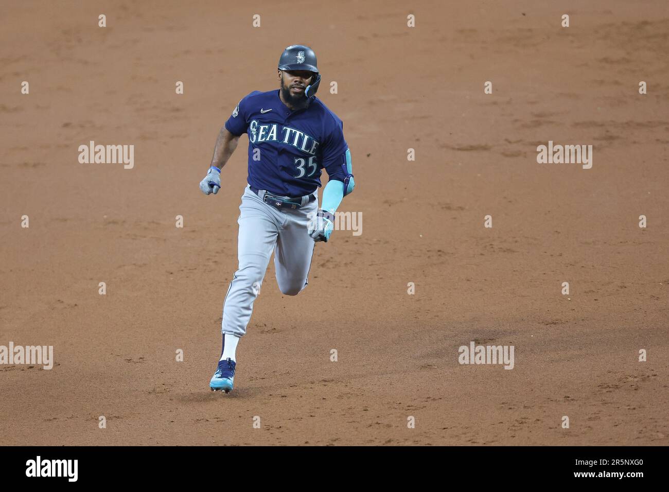 ARLINGTON, TX - JUNE 04: Seattle Mariners Outfield Teoscar Hernandez ...