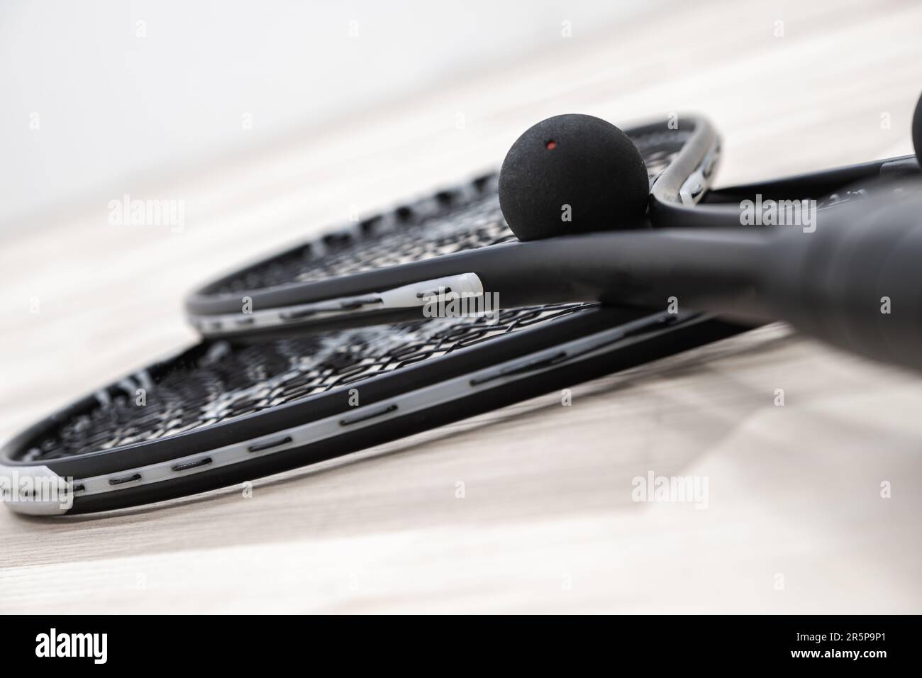 Squash-Rackets und ein Ball. Sport, der von zwei oder vier Spielern ...