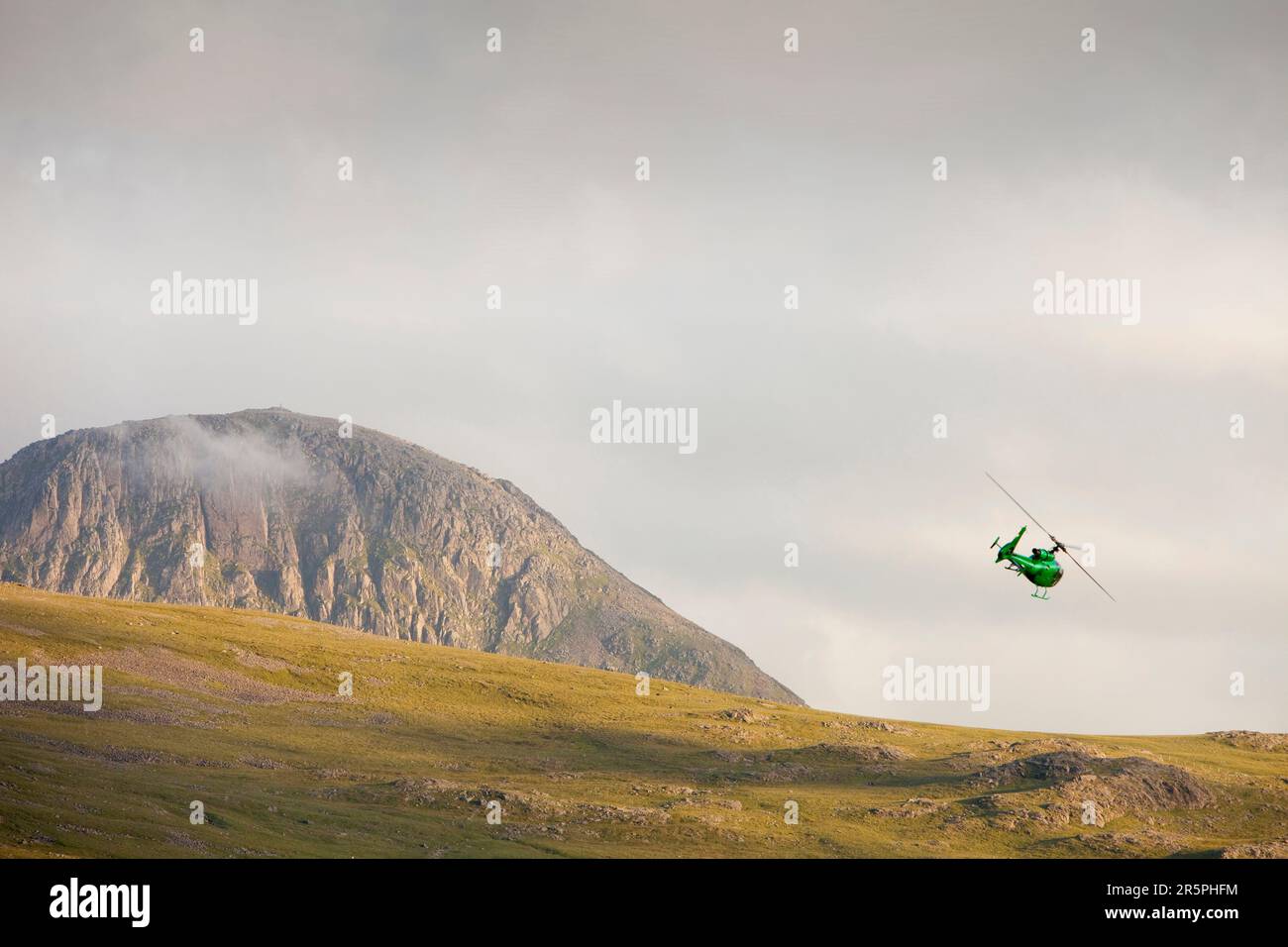 Der Besitzer der Honister Slate Mine fliegt in seinem Hubschrauber ...