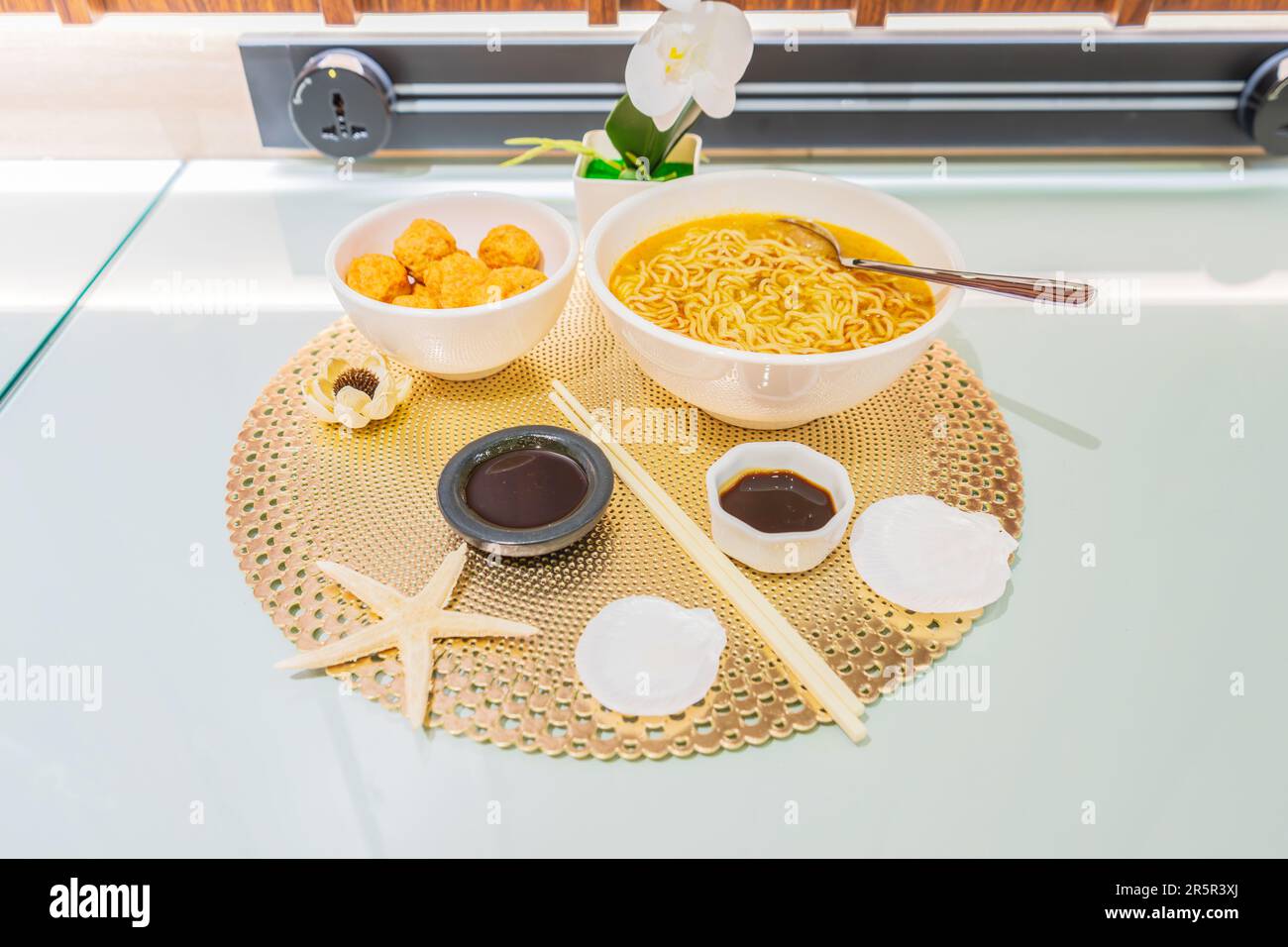 Die „Schale aus Keramik: Instant Noodles, Crispy Tofu und Essig“ ist ...