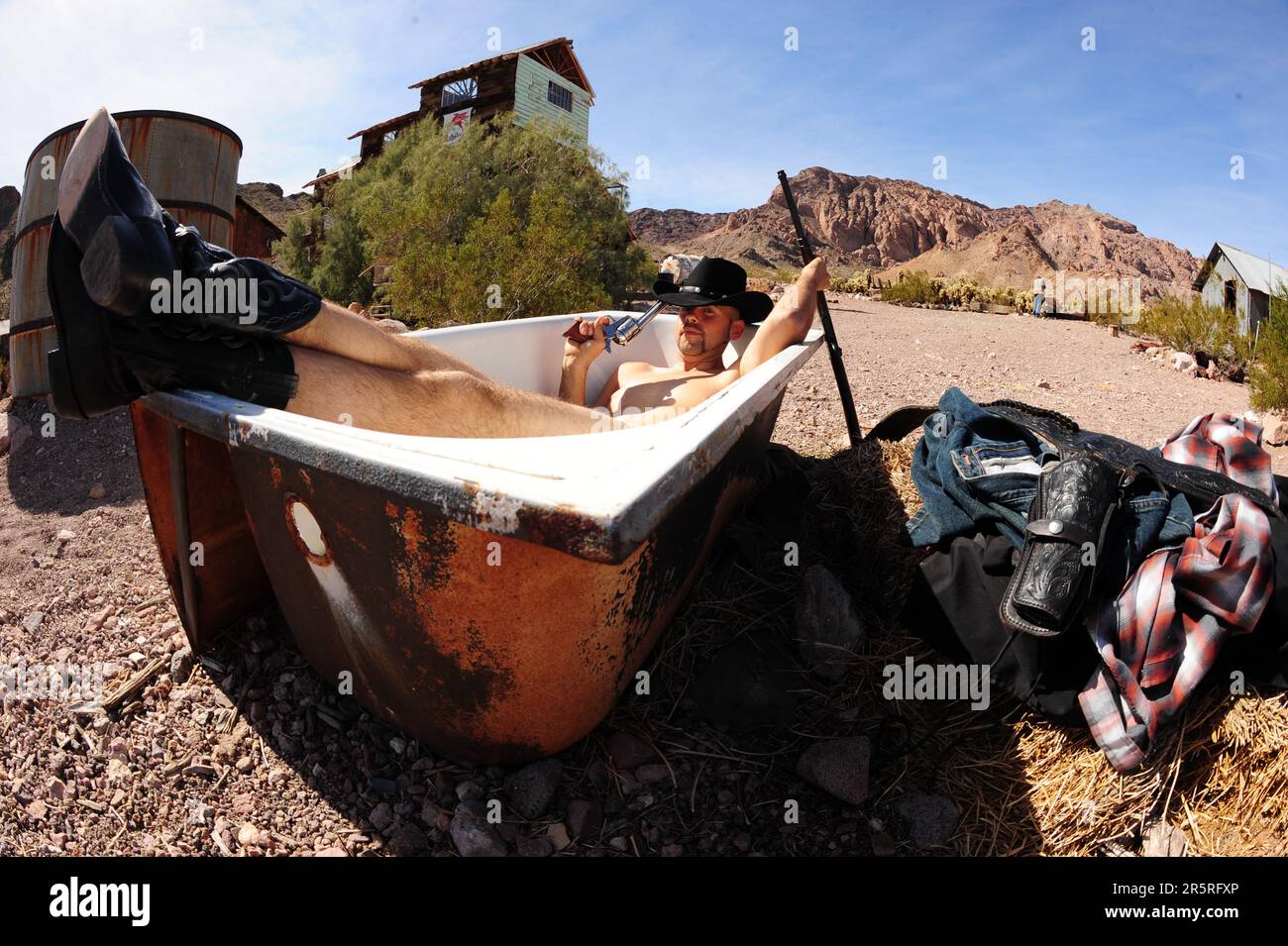 Cowboy taking bath -Fotos und -Bildmaterial in hoher Auflösung – Alamy