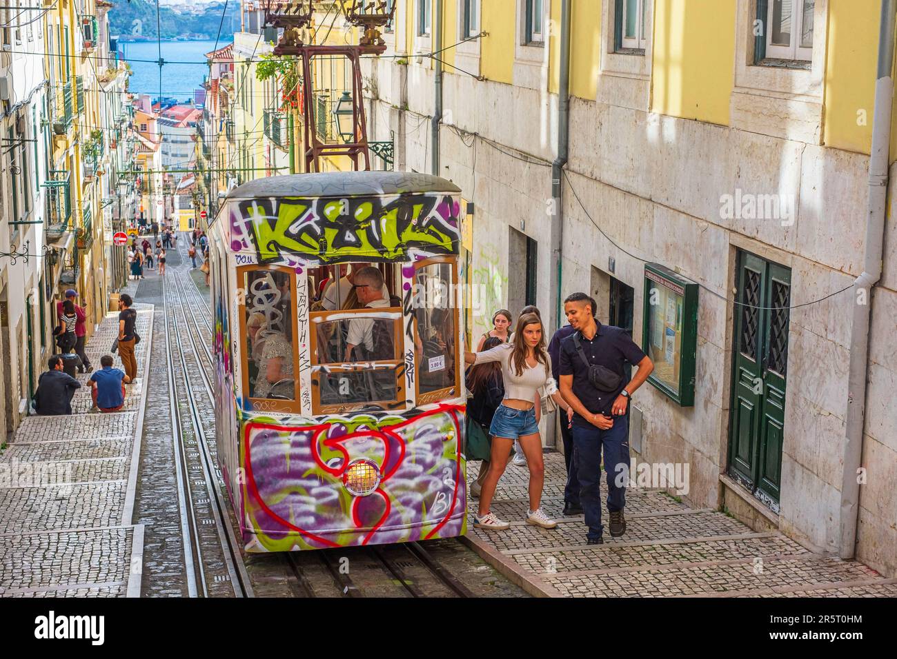 Portugal, Lissabon, Bica Standseilbahn, die 1892 eingeweiht wurde ...