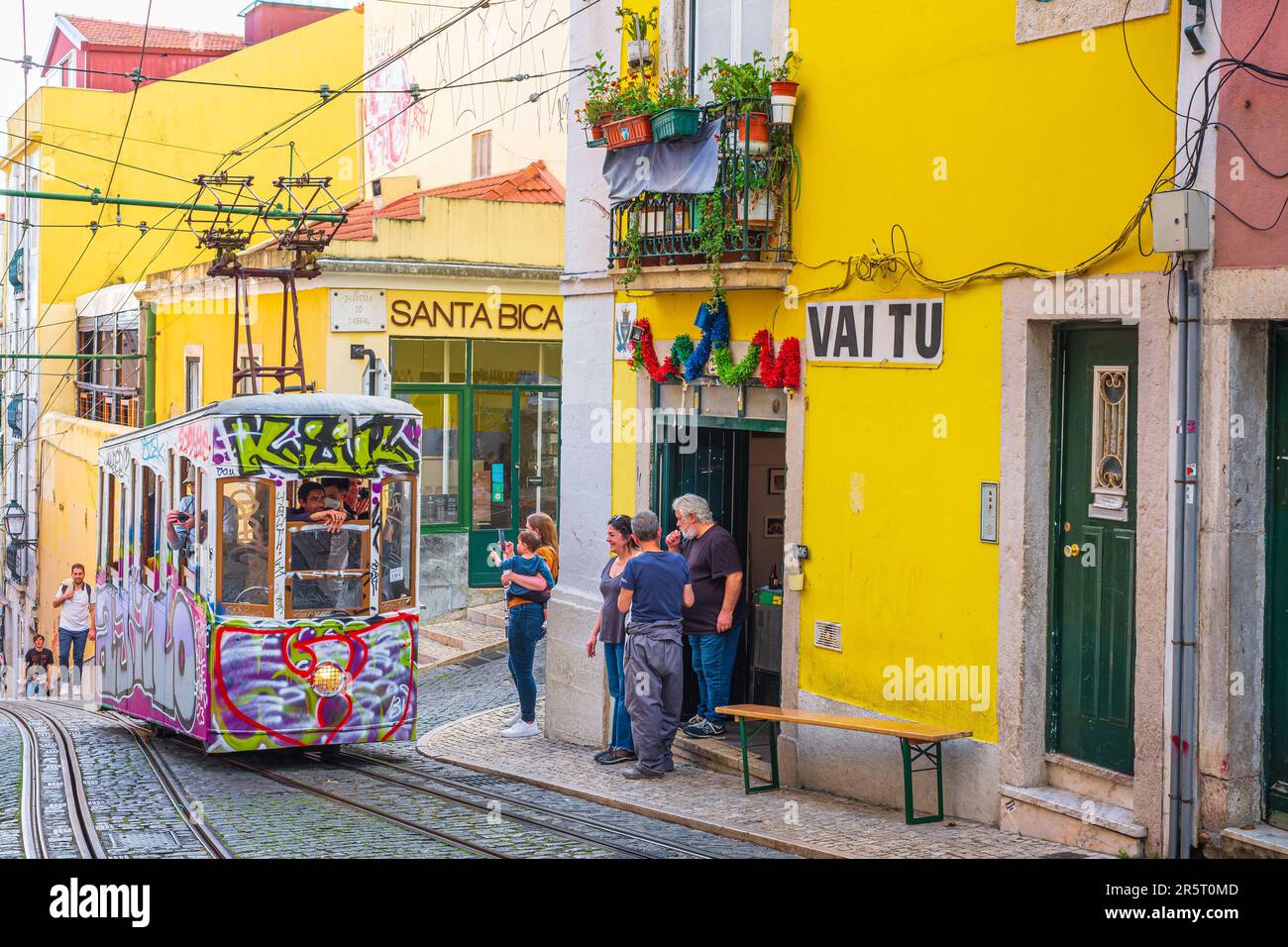 Portugal, Lissabon, Bica Standseilbahn, die 1892 eingeweiht wurde ...