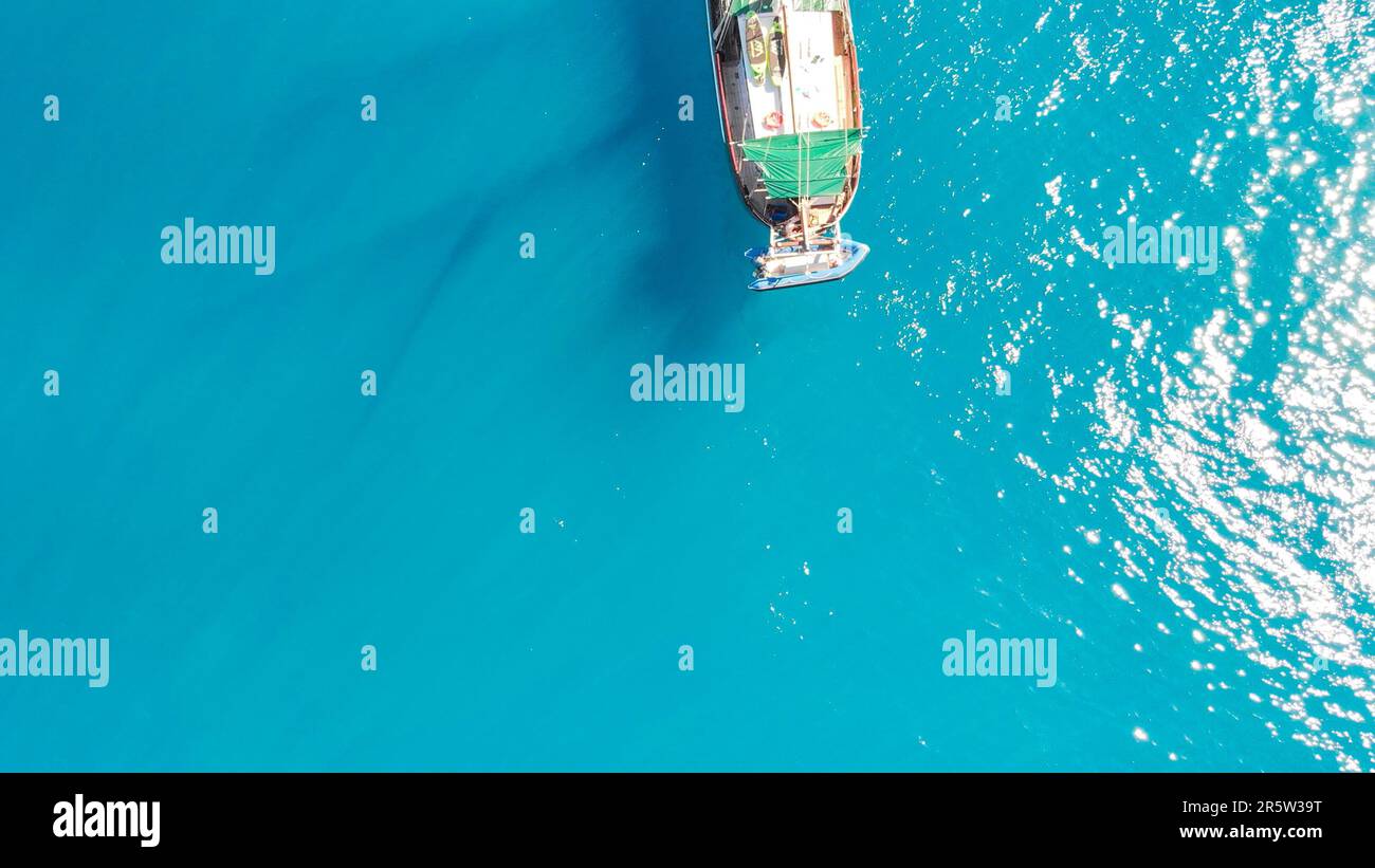 Ein Segelboot, das mitten im Ozean segelt Stockfotografie - Alamy