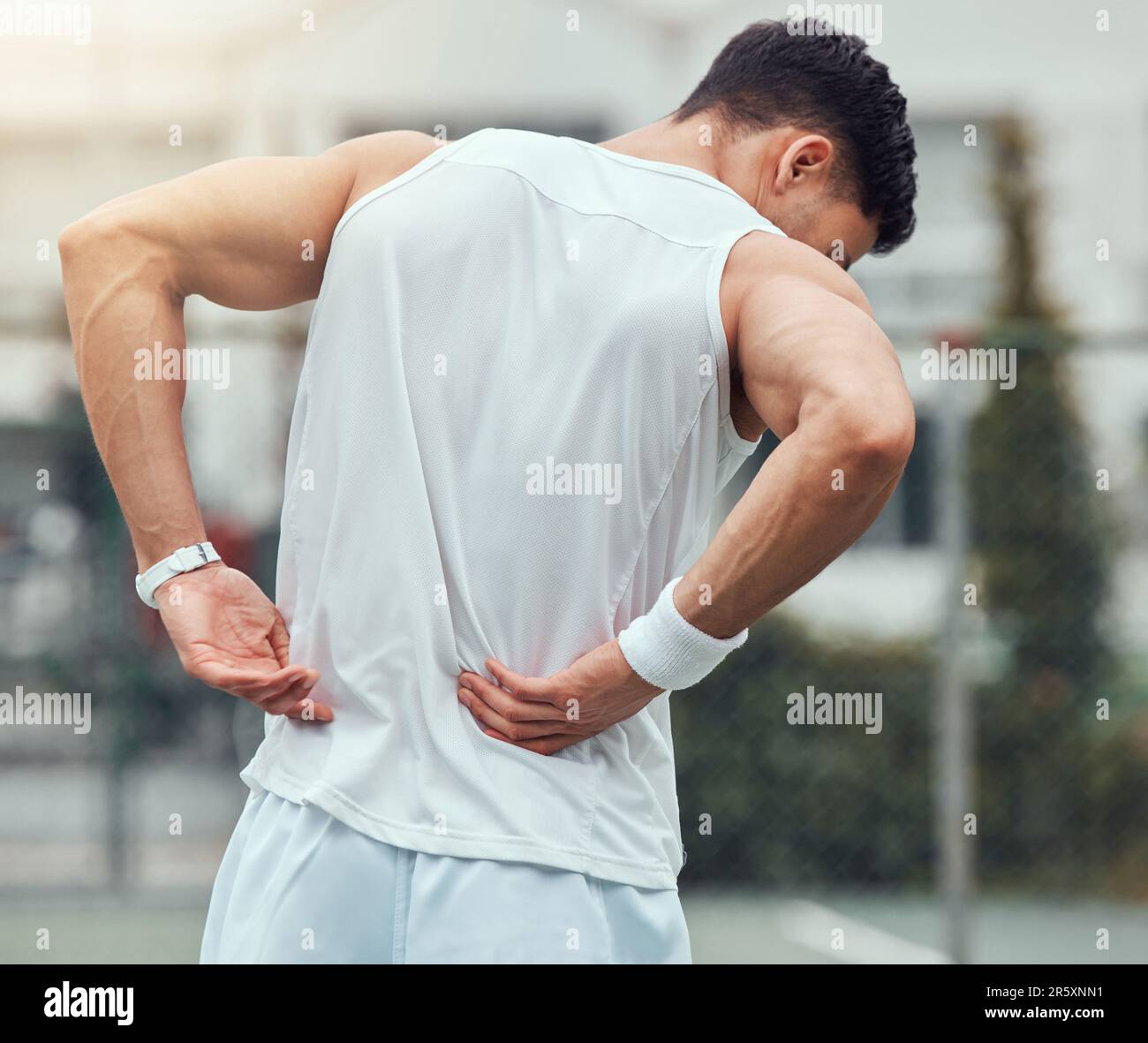 Fitness, Rückenschmerzen und Mann in der Stadt zum Laufen, Workout oder ...