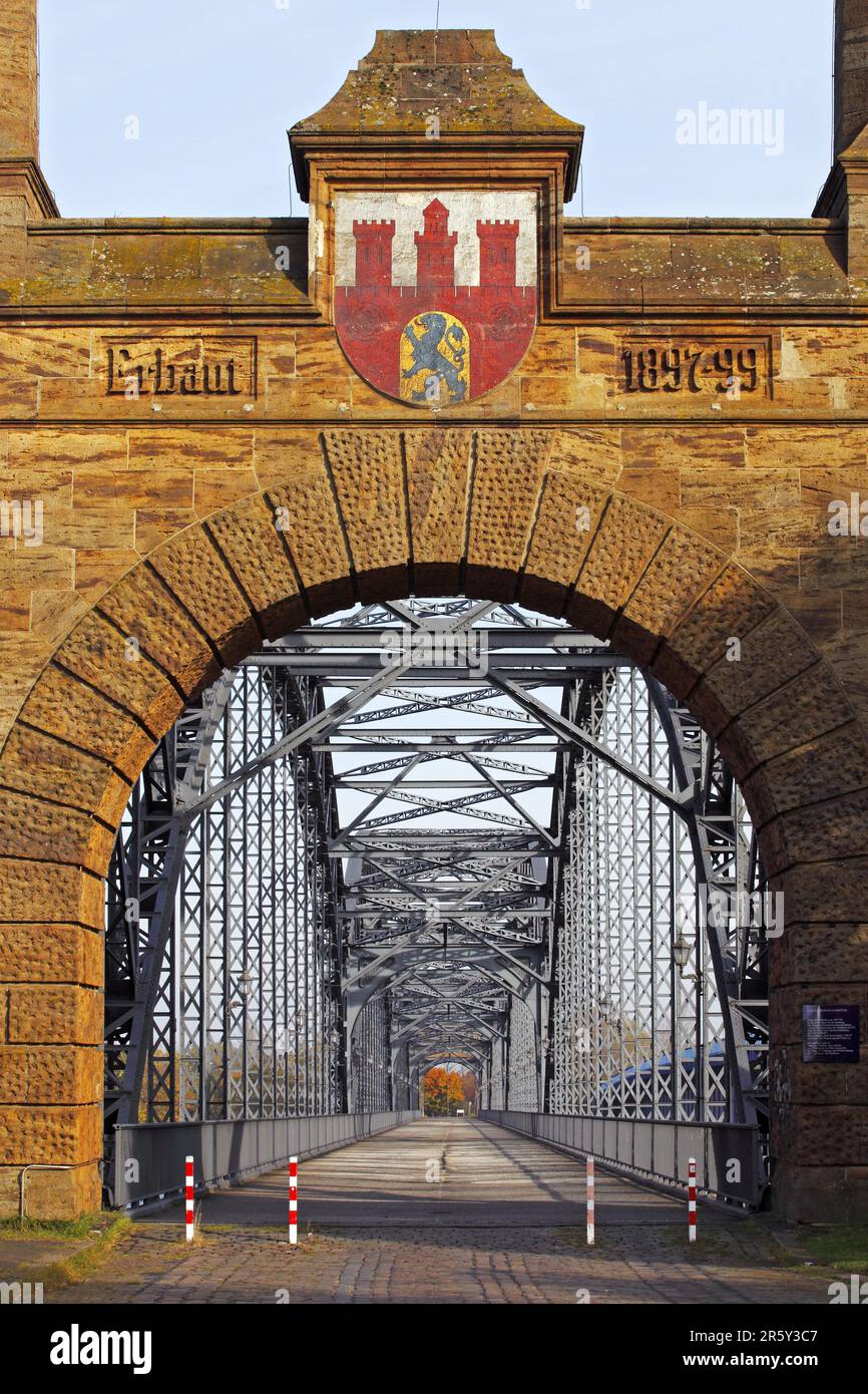 Alte Harburger Elbbbrücke, Elbe, Südportal mit Harburger Wappen ...