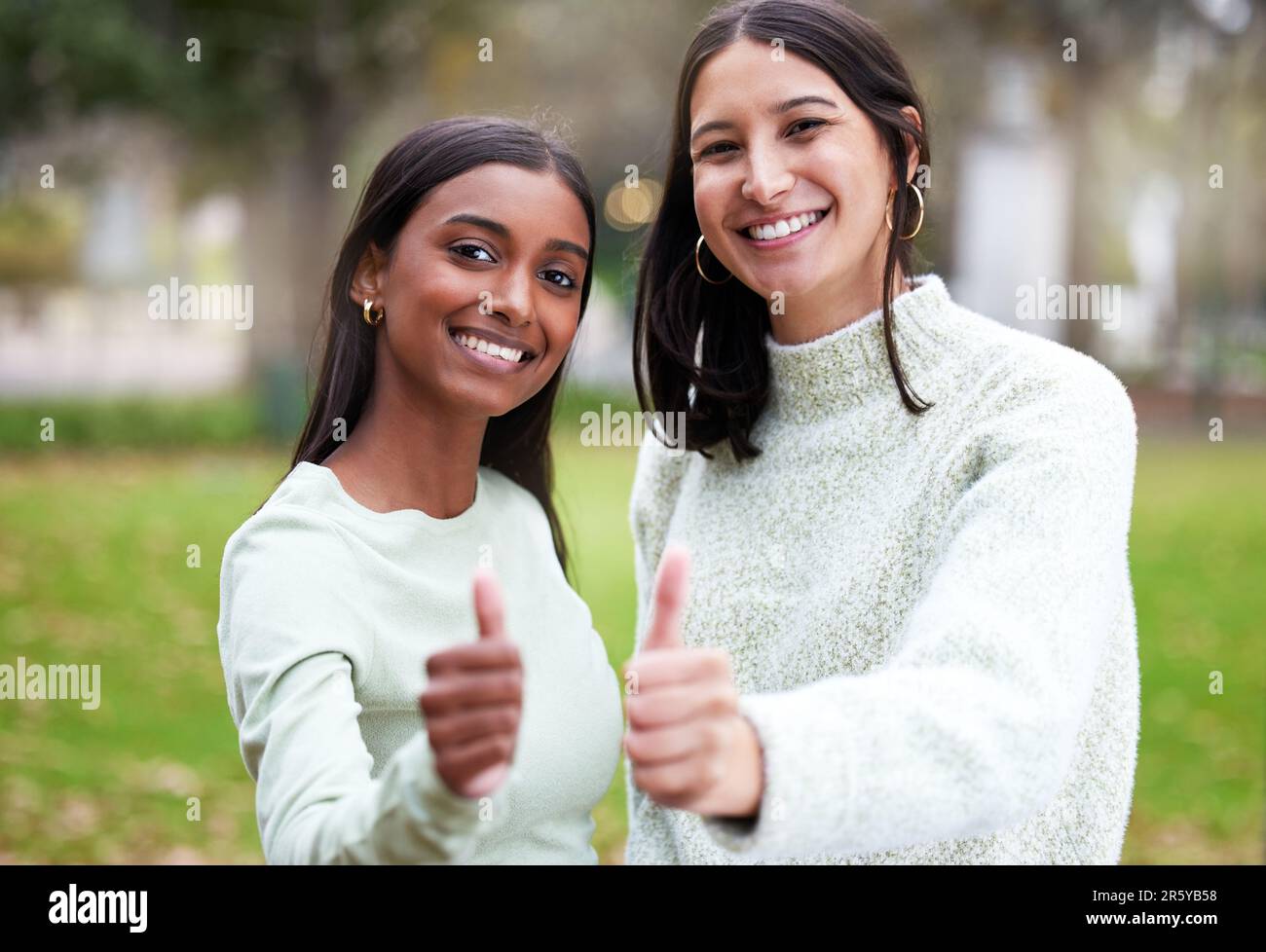 Junge Frauen, Daumen hoch und Universitätsstudenten, die sich für die ...