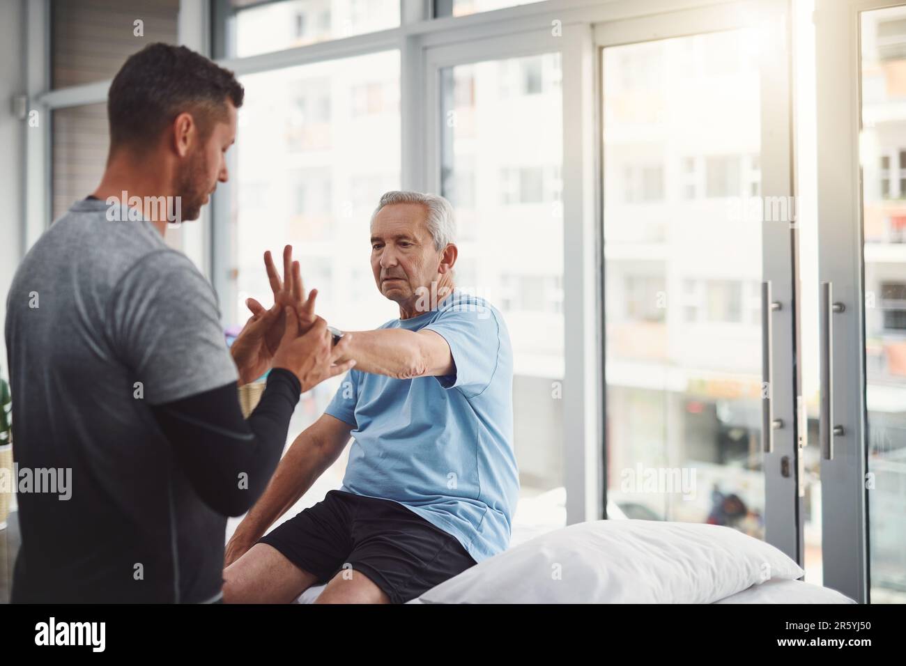 Die Hilfe zu bekommen, die er braucht. Ein junger männlicher ...