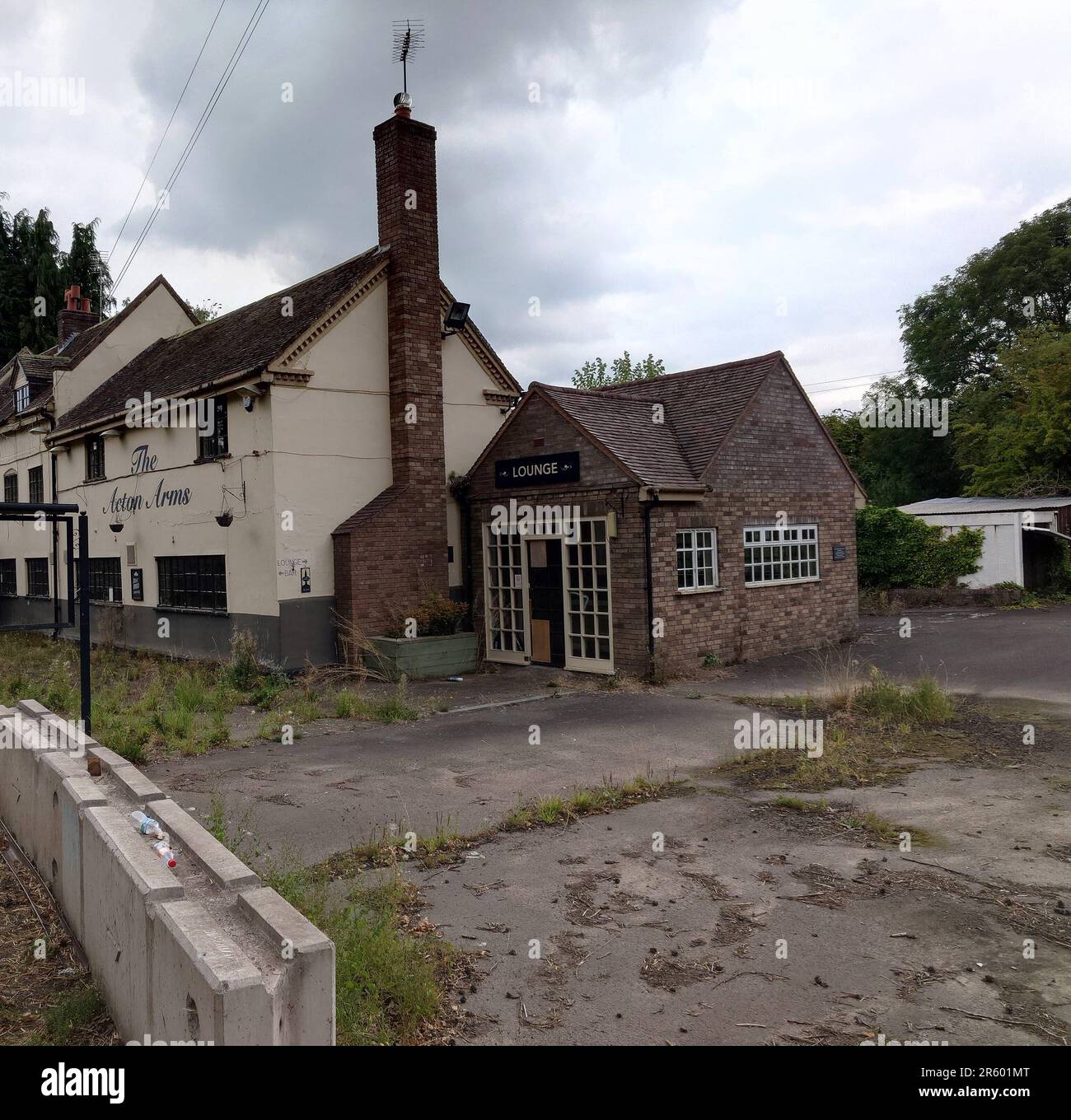 DIESER verlassene Zeitkapsel-Pub „The Acton Arms“ wurde mit Gläsern ...