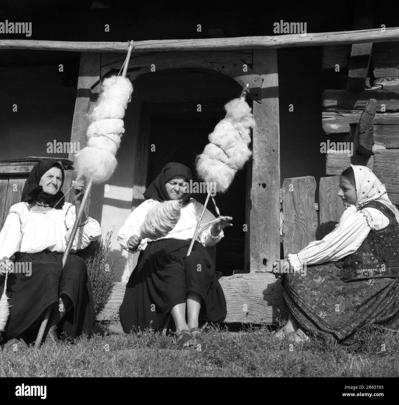 Maramures, Rumänien, ca. 1975. Frauen benutzen eine alte traditionelle ...