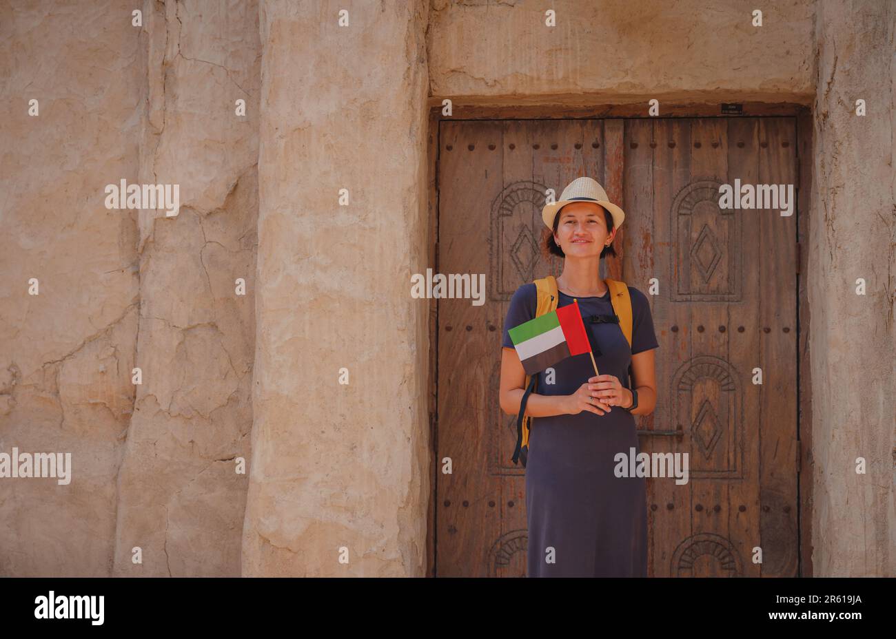 Touristenausflug in die Altstadt von Dubai, Vereinigte Arabische Emirate. Asiatische Frau mit ...