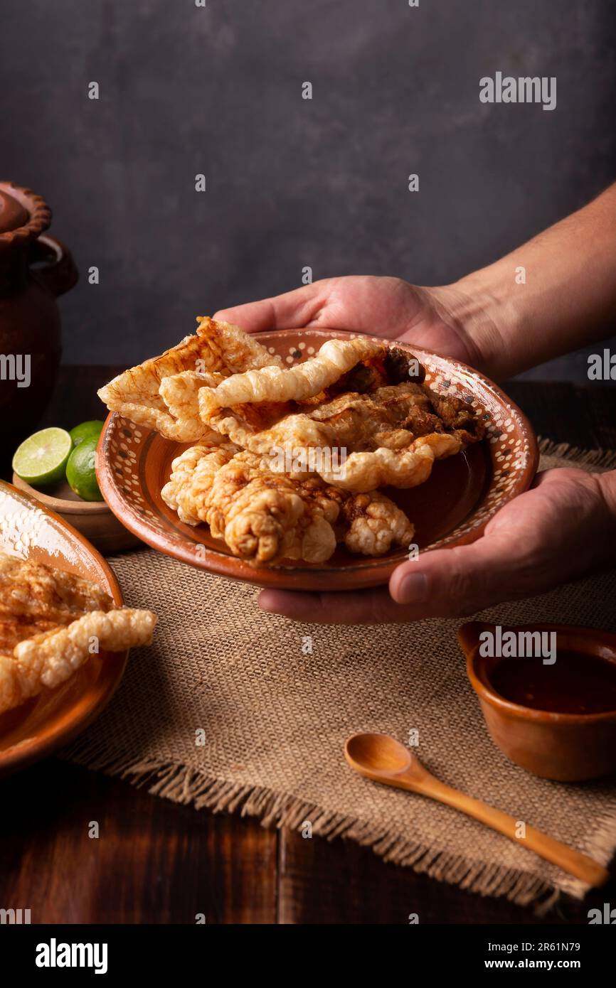 Chicharron. Knusprig gebratene Schweineschale, sind Stücke gefratener ...