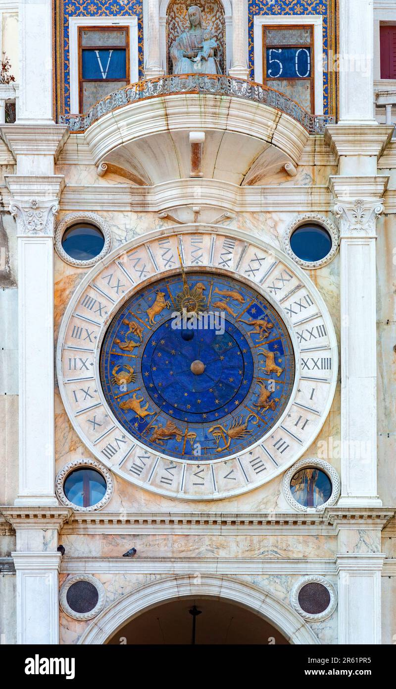 Venedig, Italien - 2. April 2022: Im Auftrag des Doge Agostino Barbarigo im Jahr 1493, der Torre ...