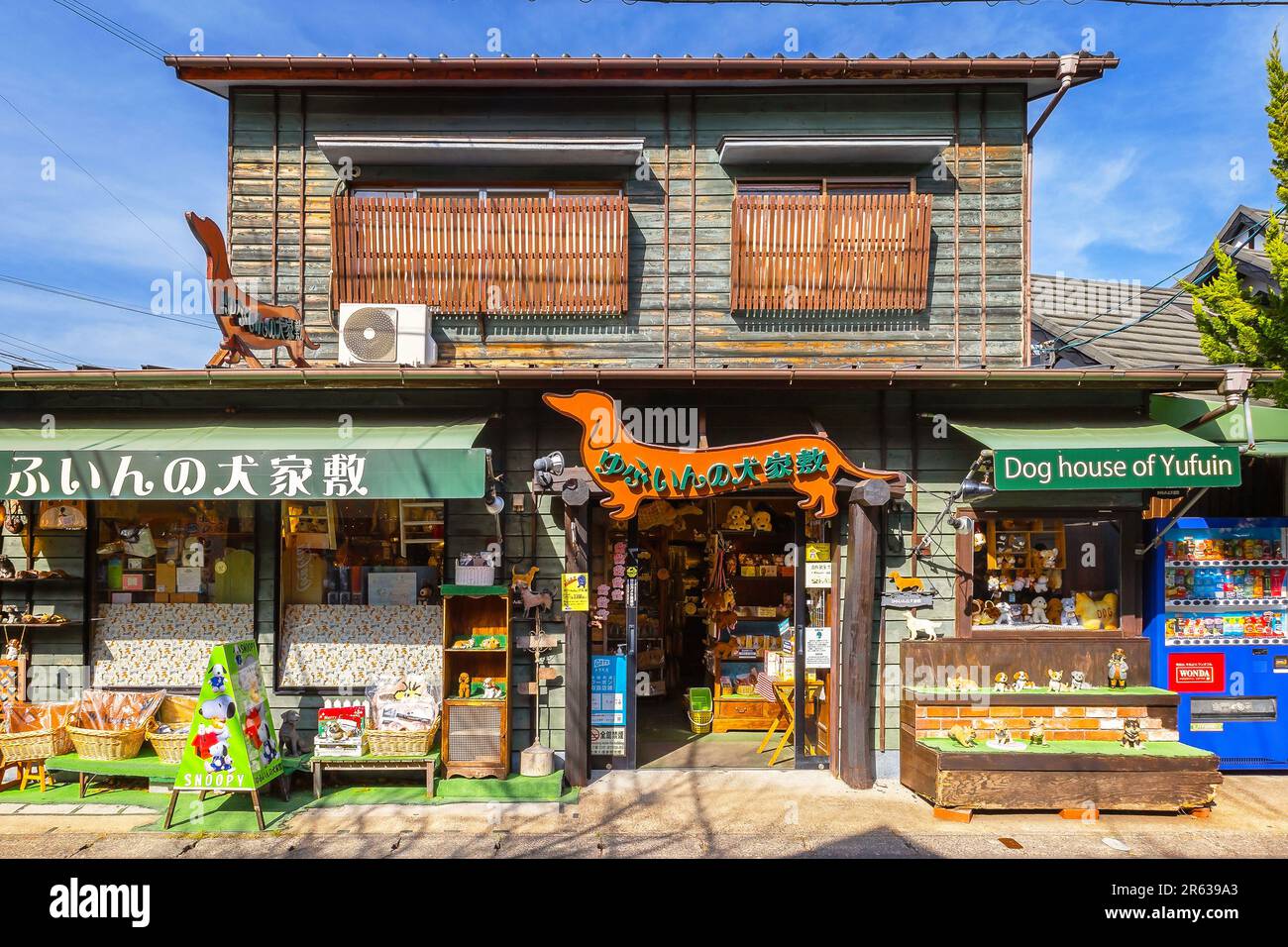 Yufuin, Japan - Nov. 27 2022: Yufuin ist ein beliebtes Thermalbad nur ...