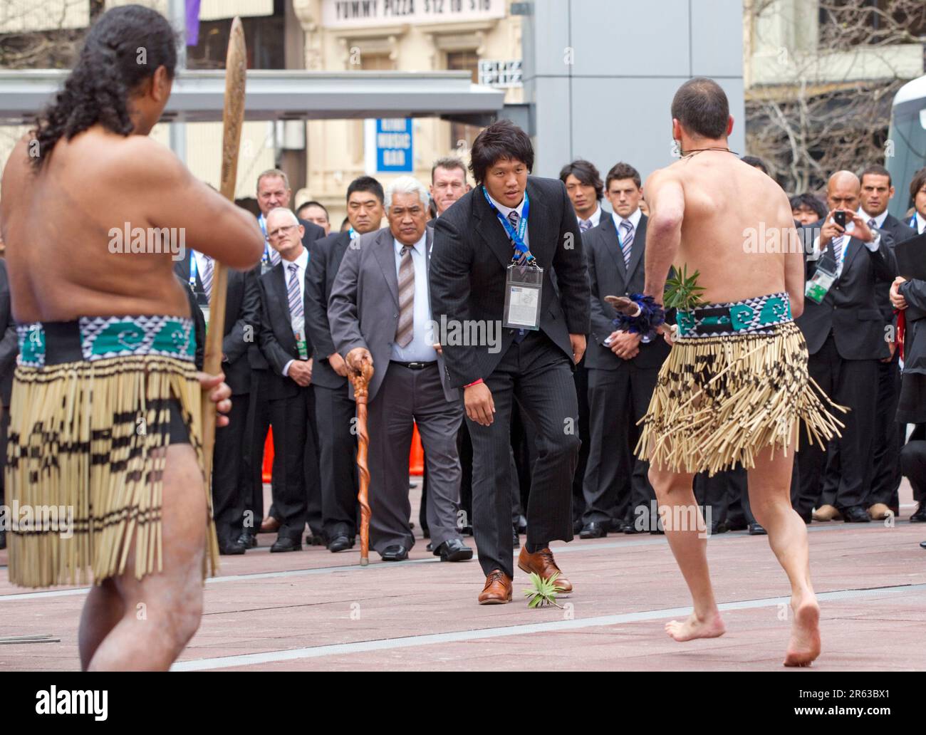 Hauptmann Takashi Kikutani vom japanischen Rugby-Team würdigt die ...