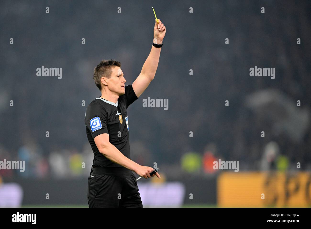Schiedsrichter Daniel Siebert zeigt gelbe Karte, Warnung, DFB-Cup-Finale 80., DFB-Cup, Finale ...