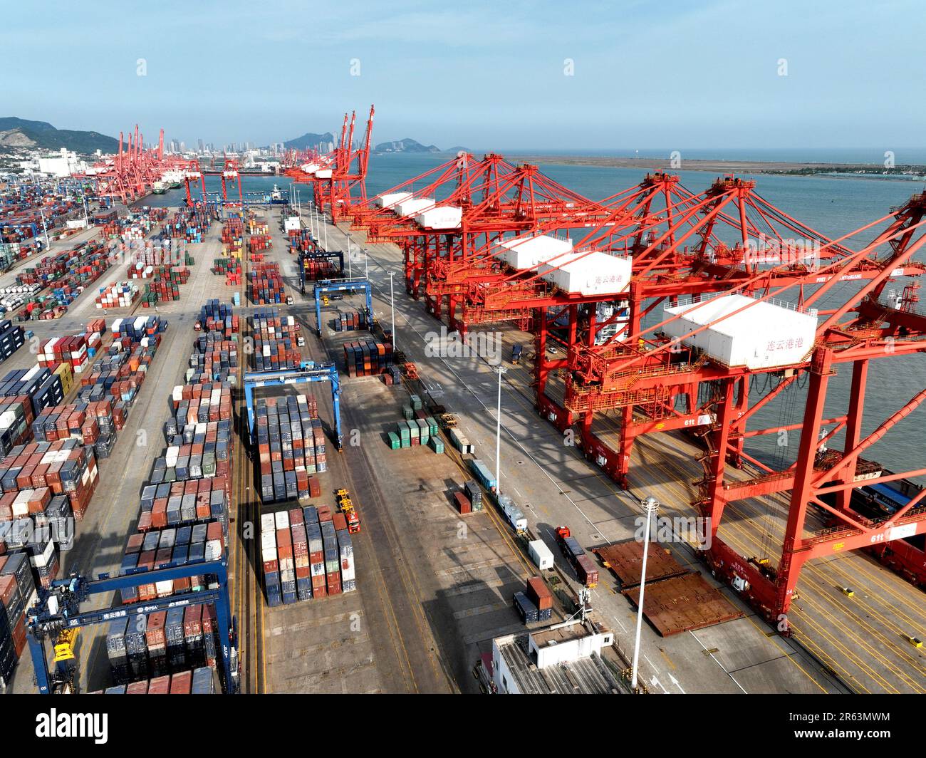 LIANYUNGANG, CHINA - 7. JUNI 2023 - Frachtschiffe legen an einem Liegeplatz an, um Container am ...