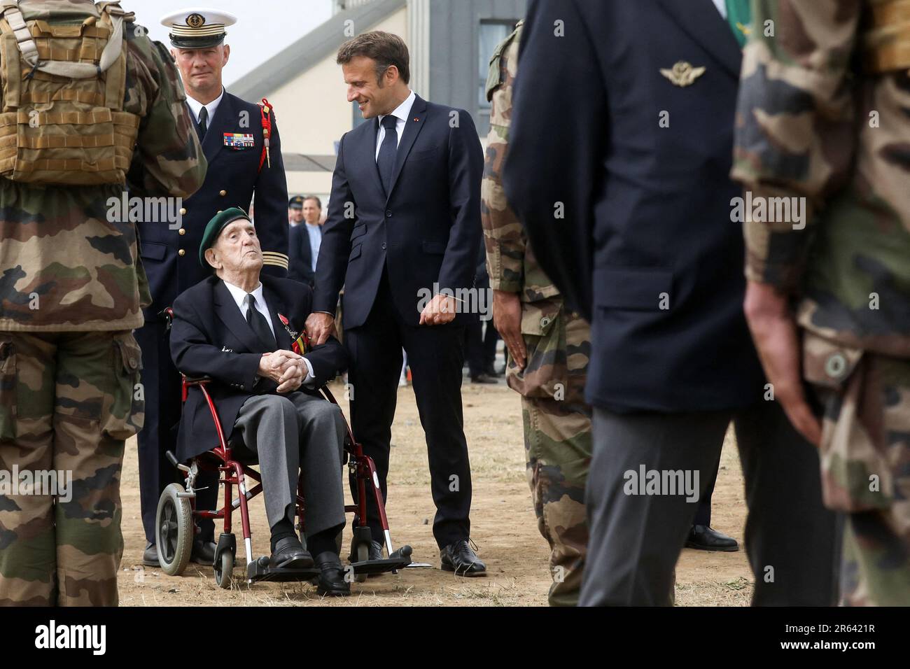 Le président de la république, Emmanuel Macron aux cotés de Leon ...