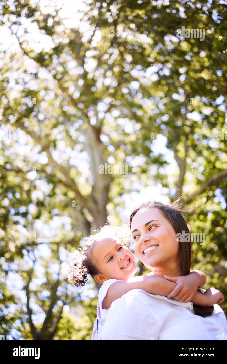 Mutter, Kind und Familie im Freien für einen Huckepack im Sommer mit ...