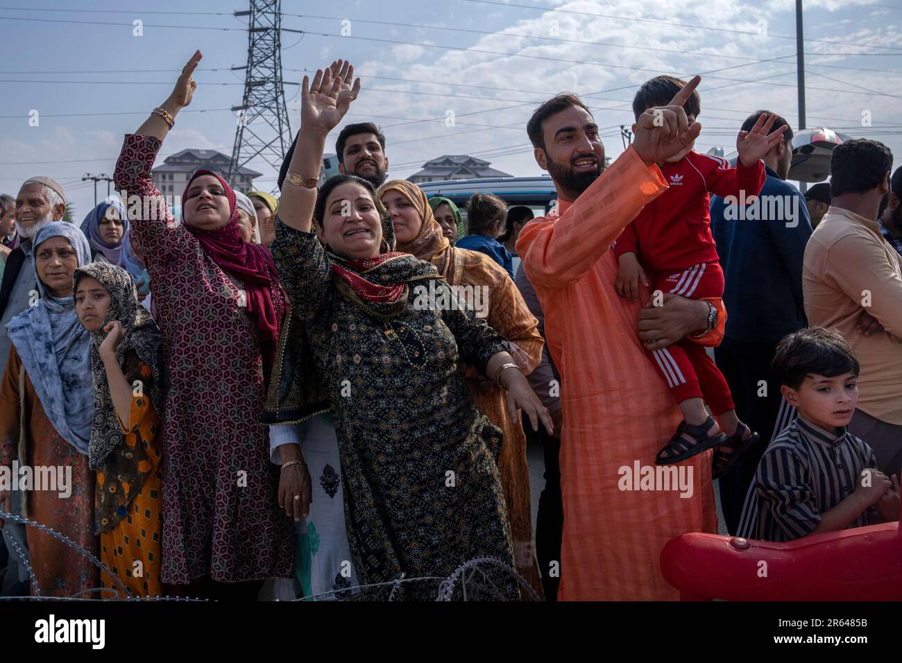 Kashmiri Muslims wave towards their relatives leaving for the holy city ...
