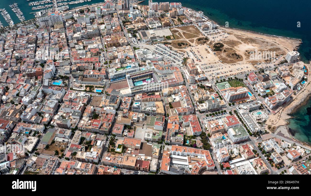 Direkt aus der Luftdrohne ein Foto der Stadt Sant Antoni de Portmany an ...