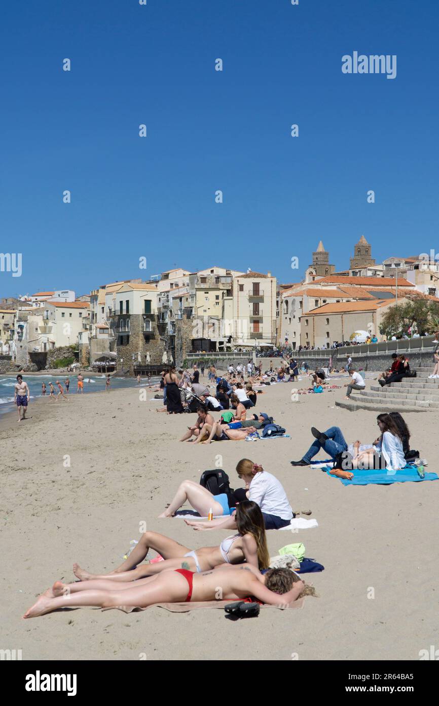 Alte frauen am strand bikini -Fotos und -Bildmaterial in hoher Auflösung – Alamy