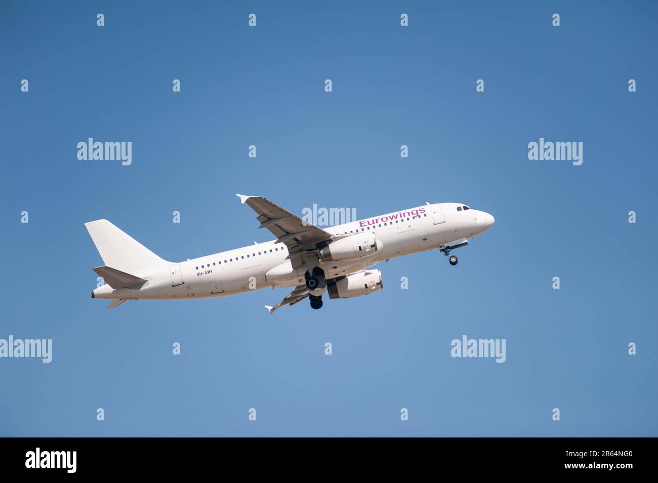 Avion express malta airbus a320 200 -Fotos und -Bildmaterial in hoher ...