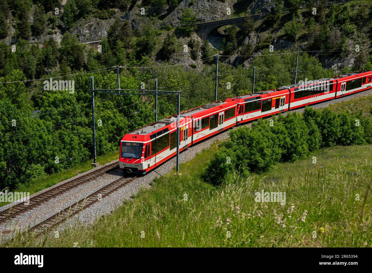 Grengiols, Kanton Valais, Schweiz - 27. Mai 2023: Ein roter Zug und ein ...